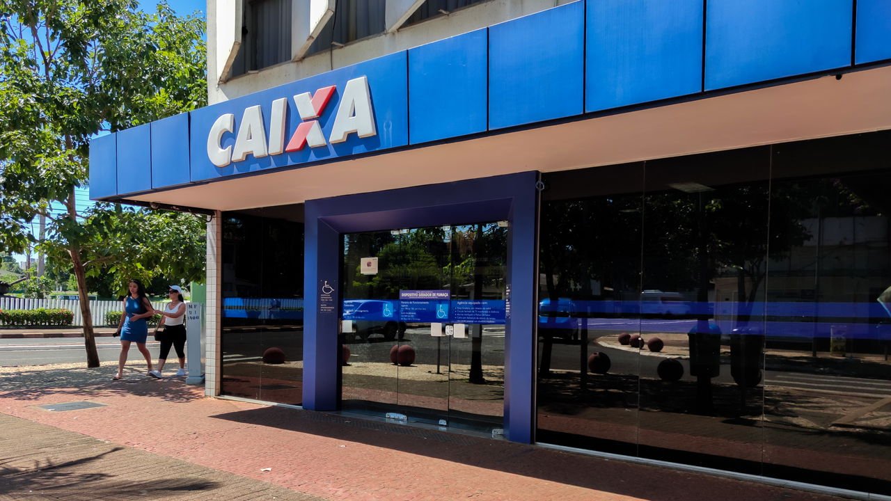 Boa notícia para quem já teve carteira assinada! Caixa libera R$ 415 ...