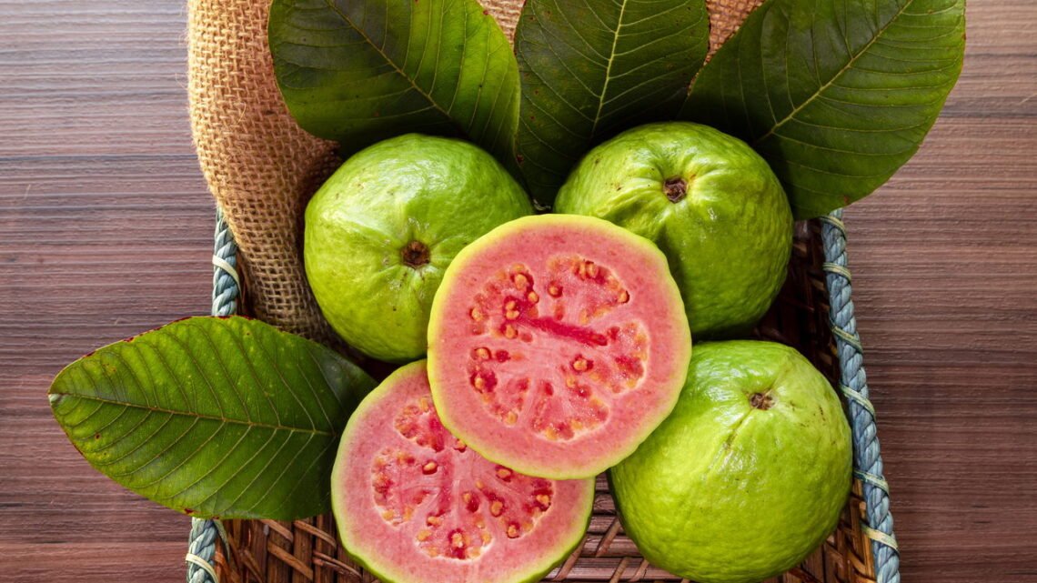 A fruta tropical que acaba com a prisão de ventre e regula o intestino ...