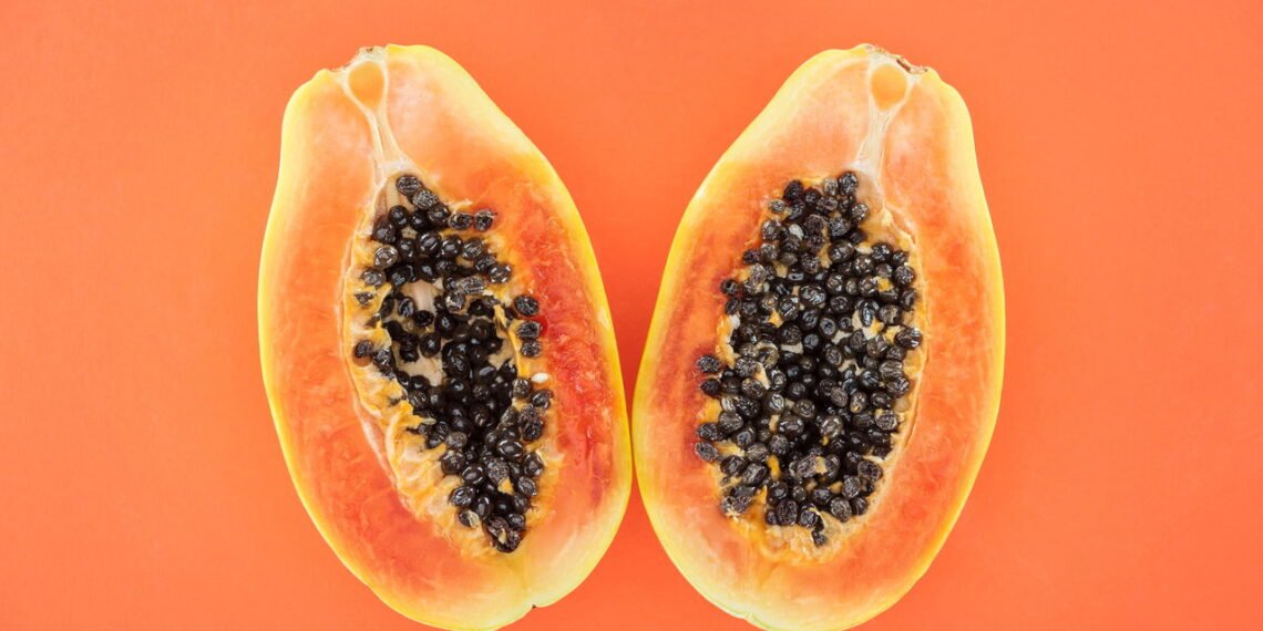 O mamão é o superalimento tropical mais completo que existe para a ...