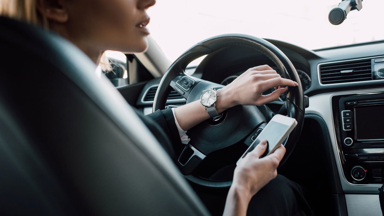 Abaixar o som ao estacionar pode parecer bobo mas tem um motivo poderoso - Estado de Minas - Em foco