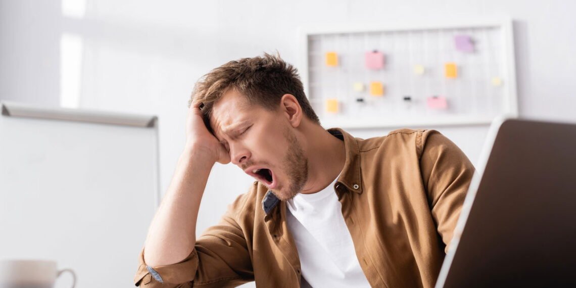 Você dorme 8 horas e mesmo assim acorda cansado? Cuidado, essa sensação ...