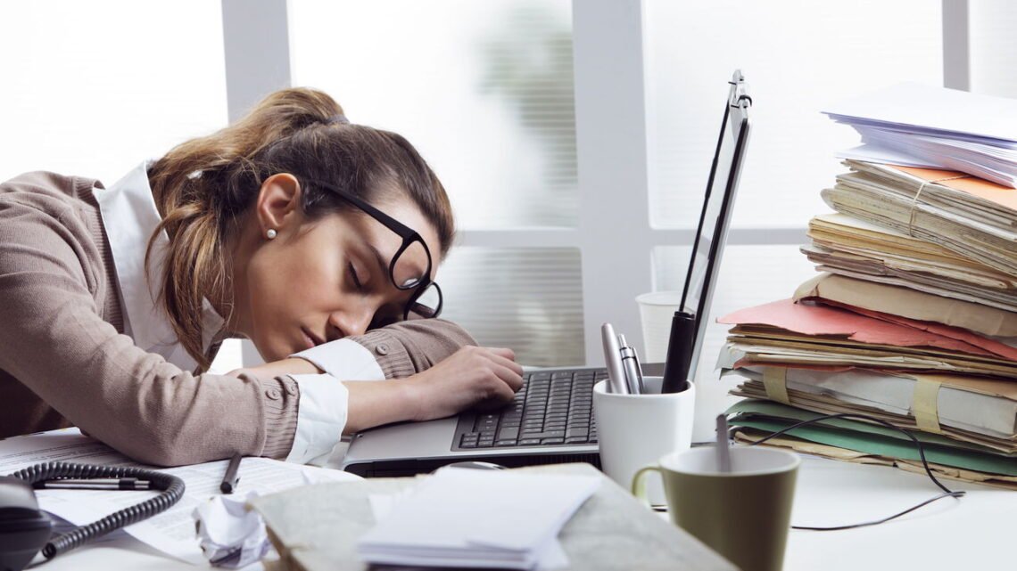 Você dorme 8 horas e mesmo assim acorda cansado? Cuidado, essa sensação ...