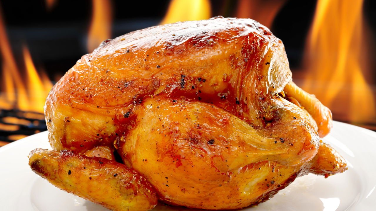 Frango assado na panela de pressão fica pronto rápido e com pele bem ...