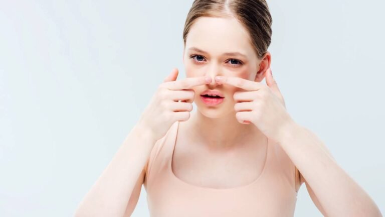 A rotina ideal para acabar com espinhas no nariz e removê-las sem ...