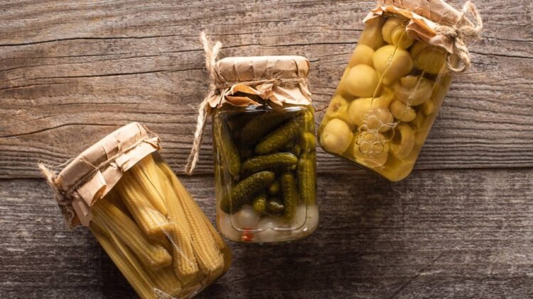Como fazer picles caseiros deliciosos: a receita com legumes, vinagre e ...