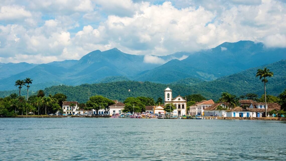 Cidade colonial reconhecida mundialmente tem 65 ilhas e ruas que alagam ...